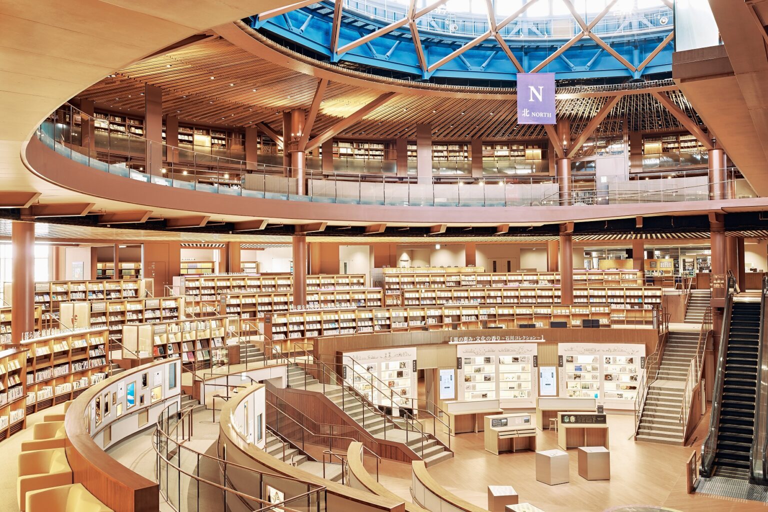 新石川県立図書館「百万石ビブリオバウム」見学ツアーなら丸一観光